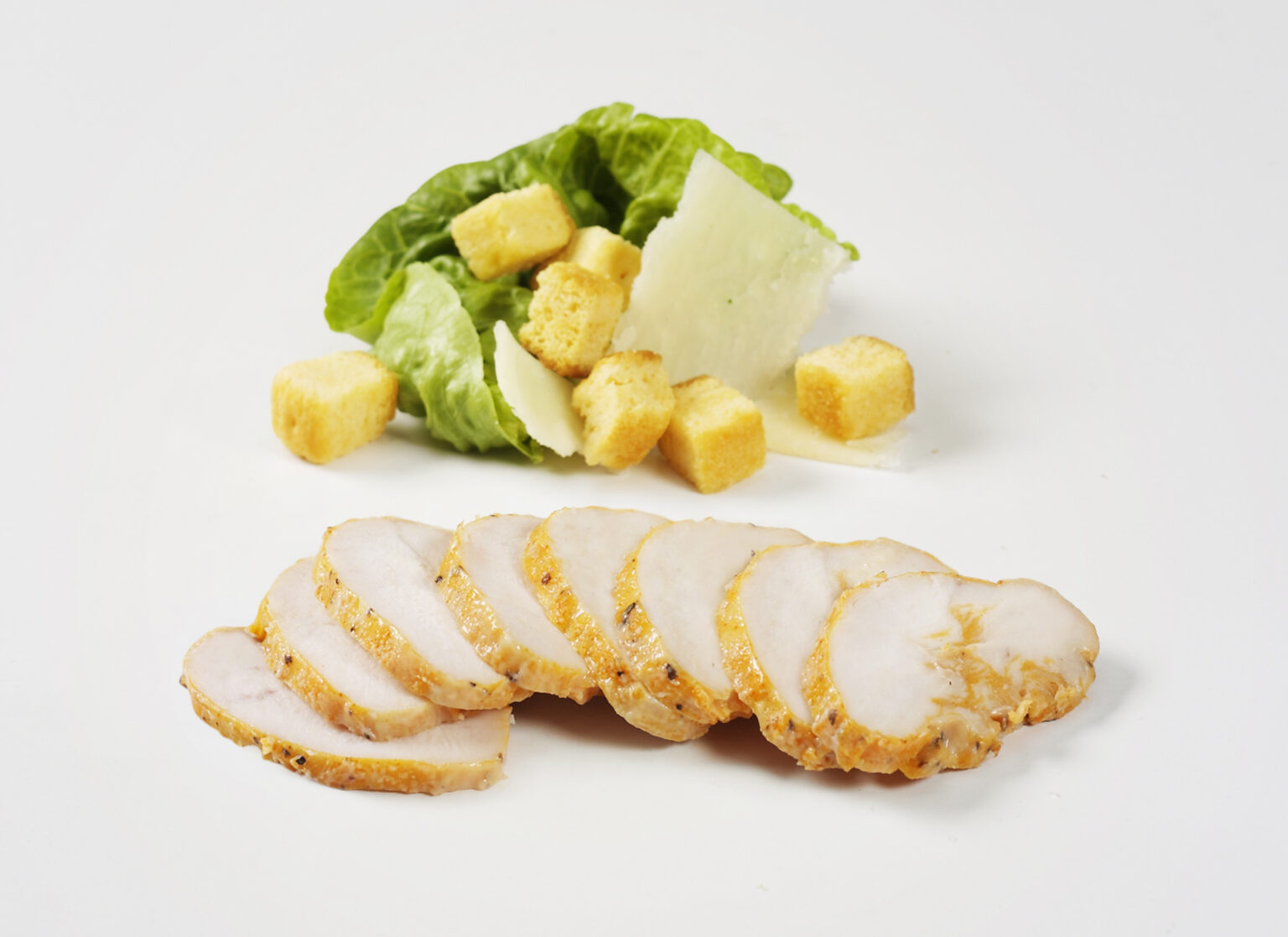 Ceasarsallad med grillad skivad kycklingfilé - Guldfågeln