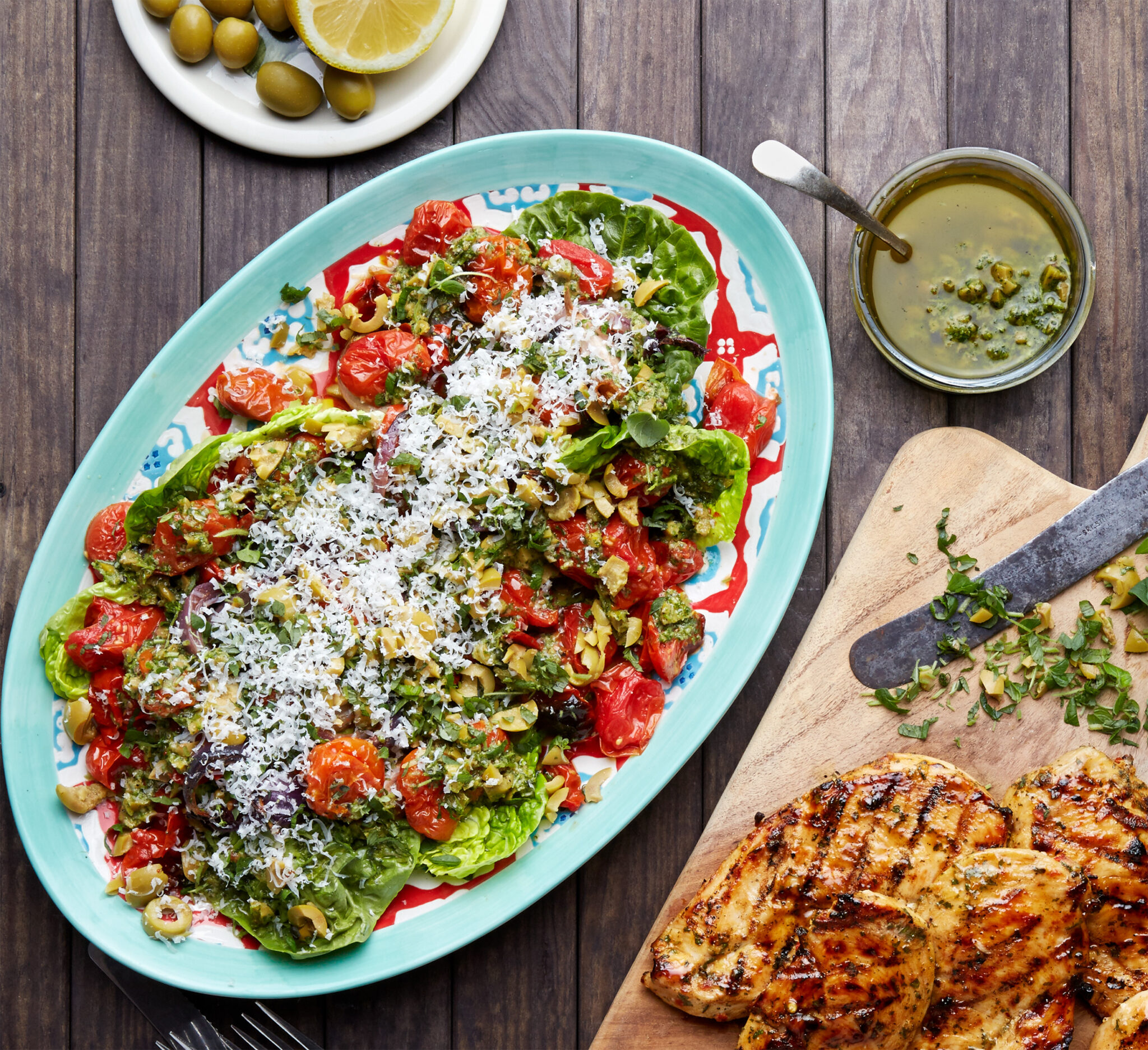 Rostad tomatsallad med sardeller, oliver och oregano - Guldfågeln