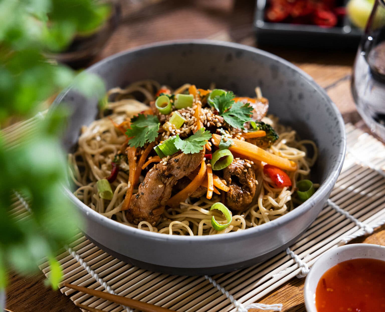Paneng red curry kyckling med jasminris & jordnötter - Guldfågeln