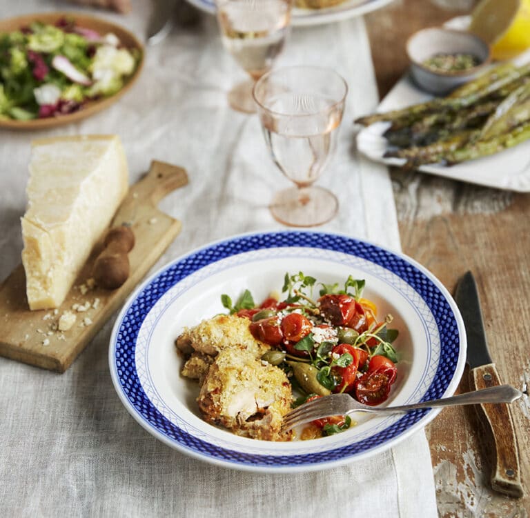Parmesan & pankopanerad kyckling med ljummen tomatsallad - Guldfågeln