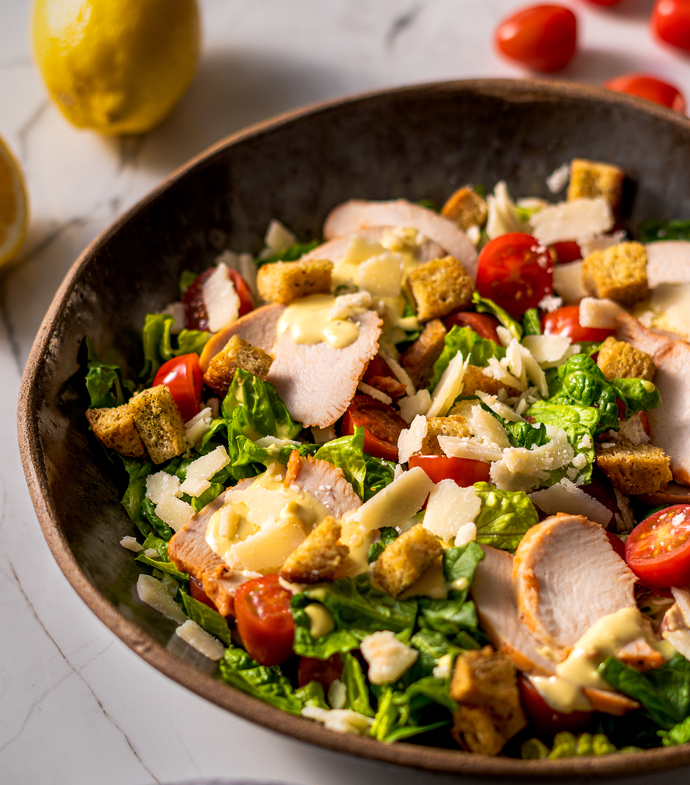 Caesarsallad med grillad skivad kycklingfilé - Guldfågeln