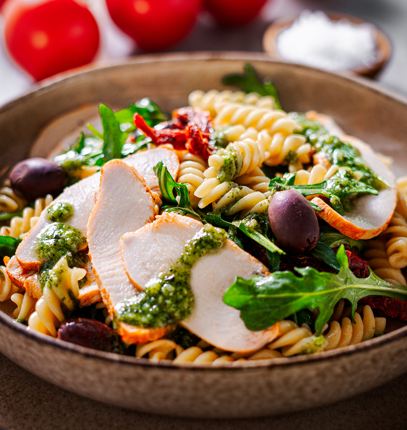 Grillad kycklingfilé med pastasallad med pesto & soltorkade tomater ...
