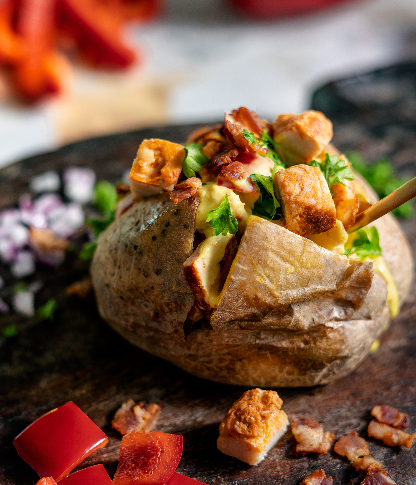 Bakad potatis med kyckling- och curryröra - Guldfågeln