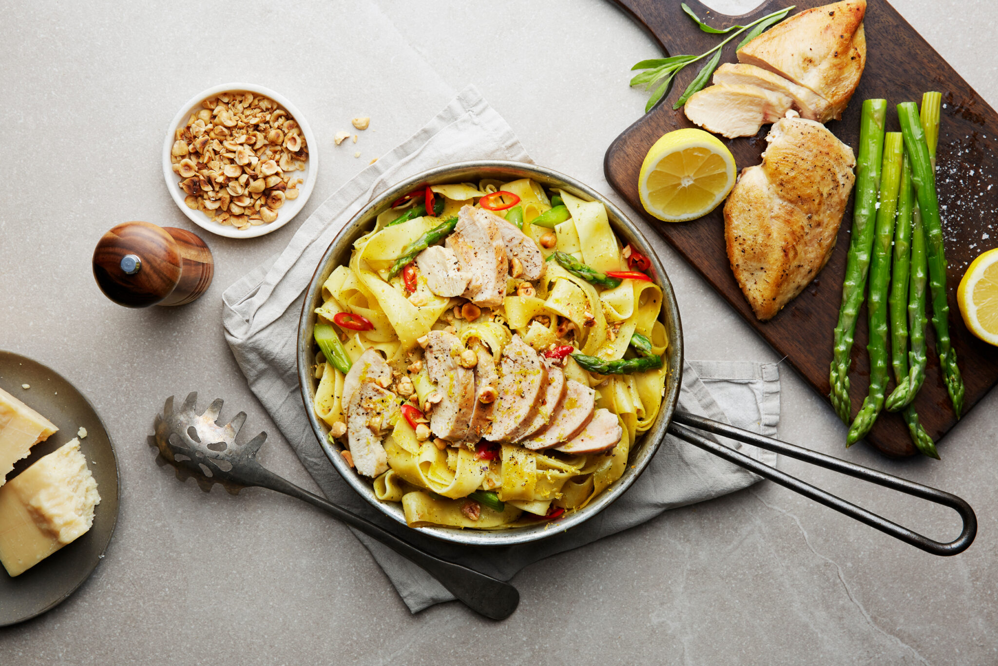 Citronmajskyckling, pasta med dragon- smörsås, grön sparris & rostade ...